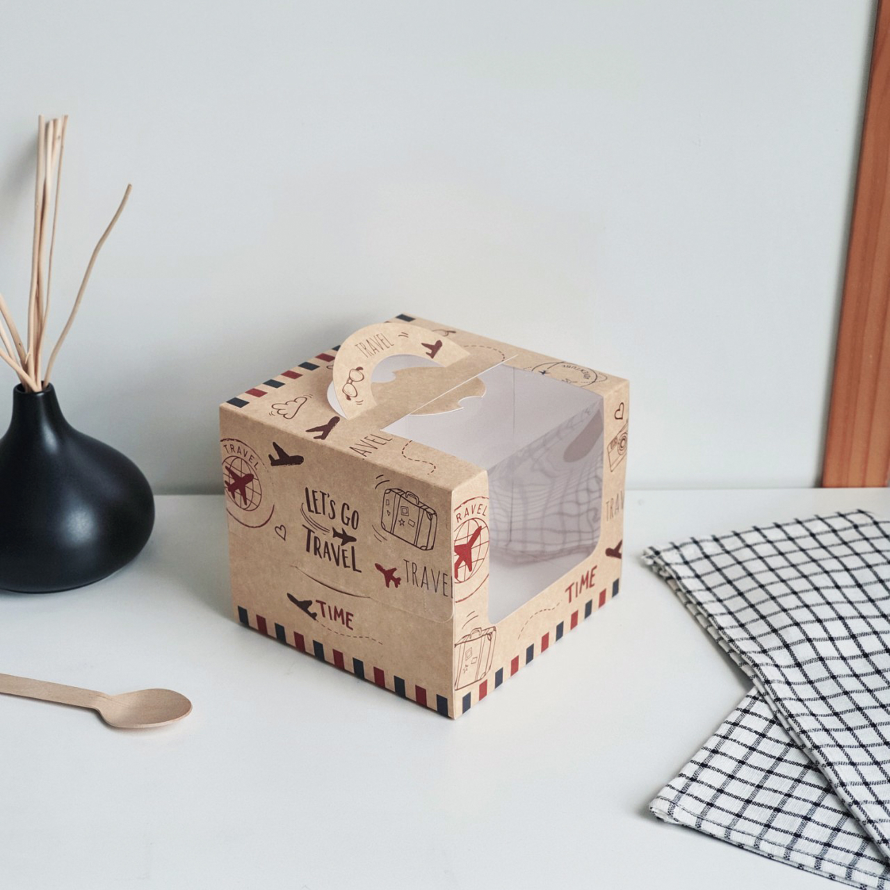 GoodBoxPack กล่องเค้กครึ่งปอนด์หิ้ว สีคราฟท์ ลาย Air mail x 20 ใบ | Makro PRO